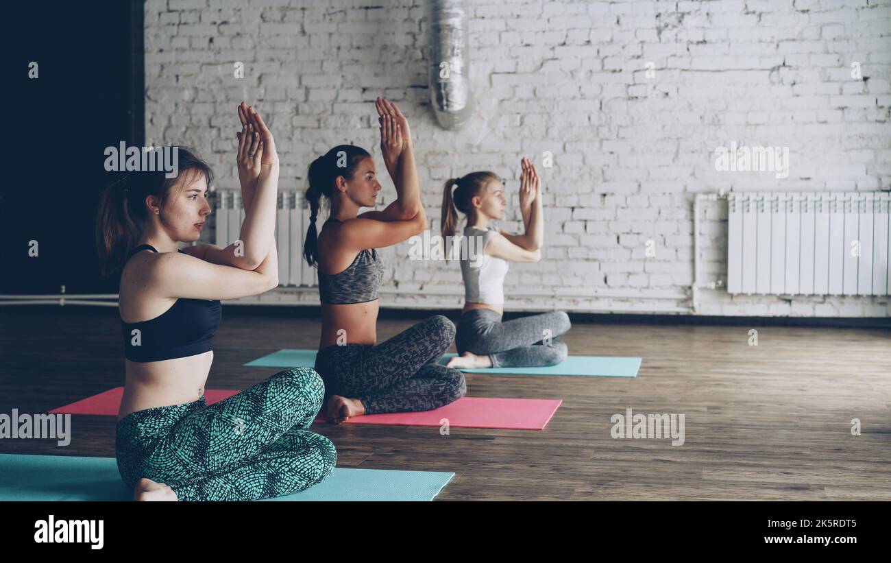 Une enseignante de yoga montre la torsion des bras dans le visage de la ...