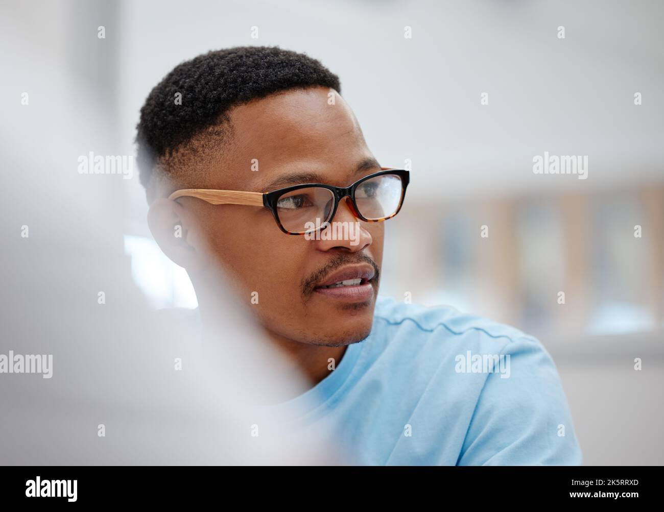 Etudiant noir qui reflechit Banque de photographies et d’images à haute ...