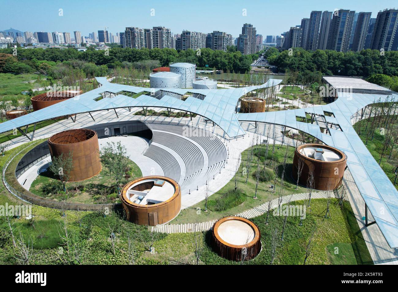 HANGZHOU, CHINE - 10 OCTOBRE 2022 - vue aérienne du parc Hangzhou Xiaohe le long du fleuve Grand ...