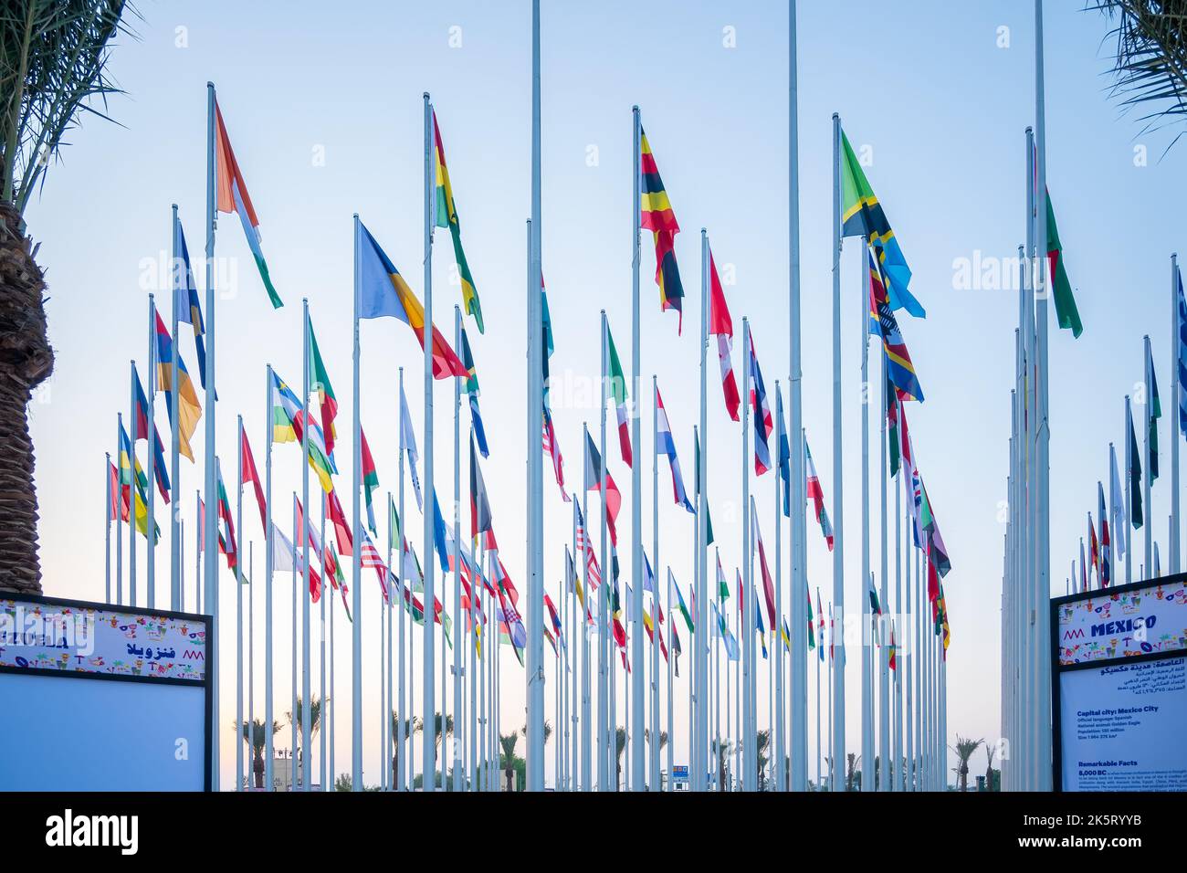 Le Flag Plaza affiche 119 drapeaux de pays avec des missions ...