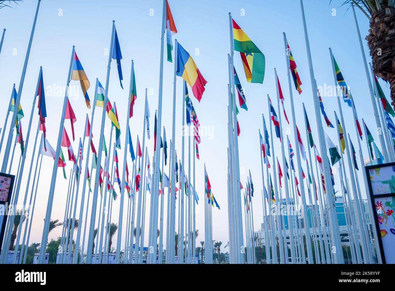 Le Flag Plaza affiche 119 drapeaux de pays avec des missions ...