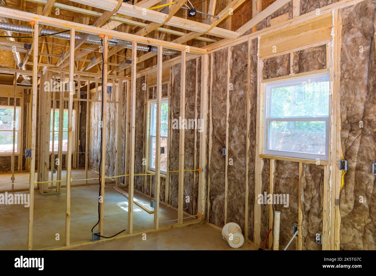 Nouveau résidentiel sous construction poutres charpente maison en bois ...