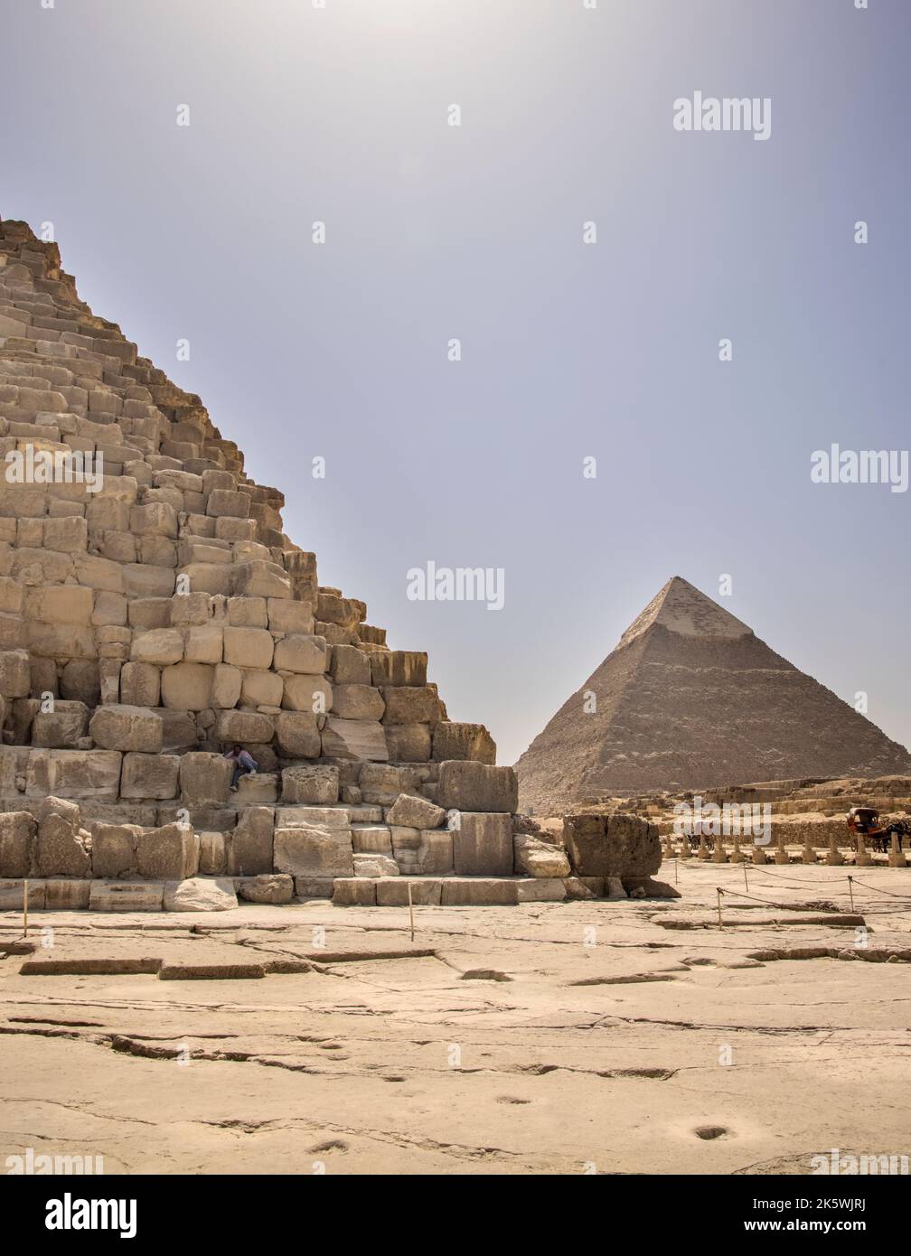 la grande pyramide de gizeh et le pyramit de khafre sur le plateau de ...