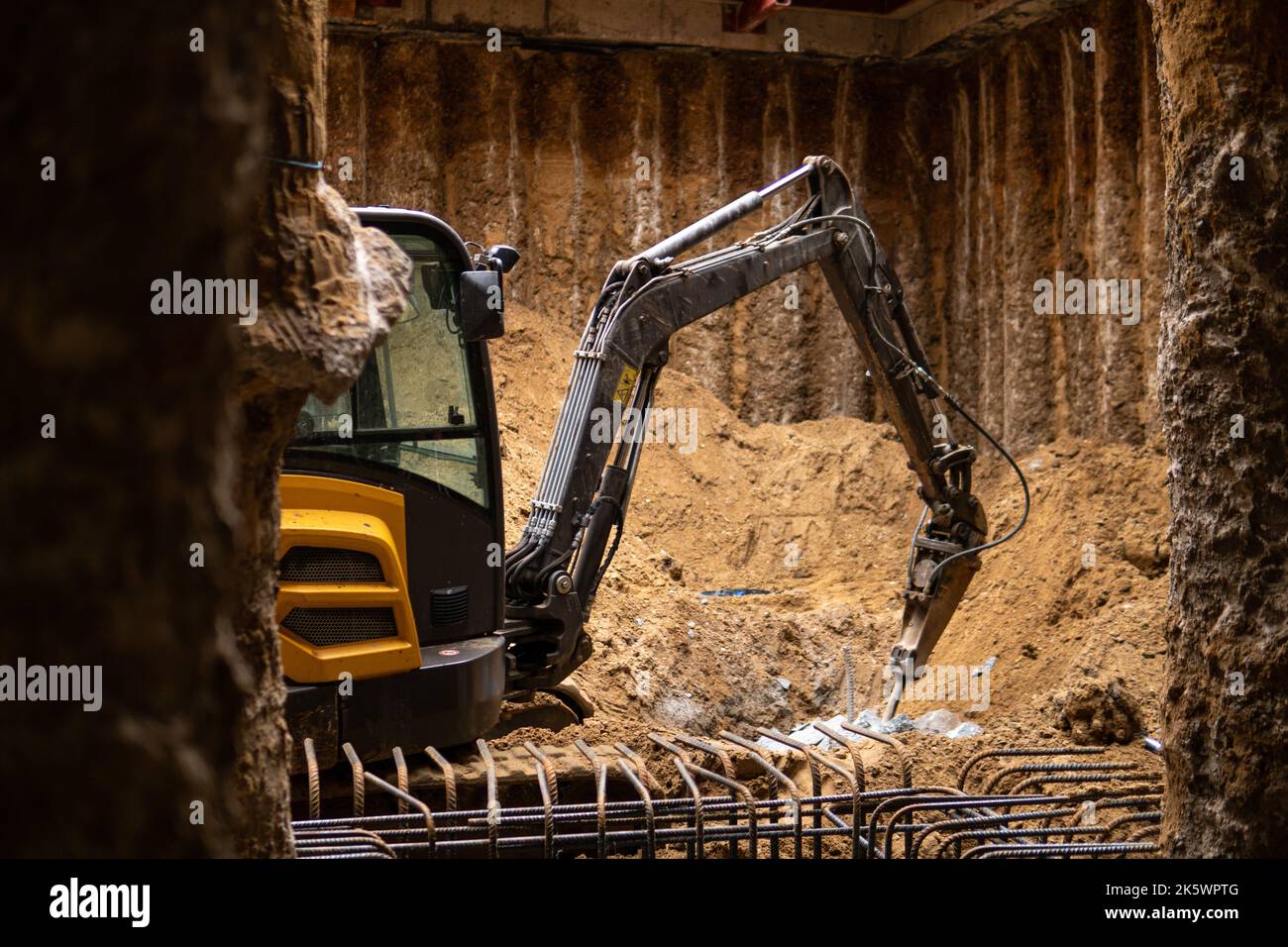 Petite pelle compacte de 2 tonnes sur terrain de gravier sableux dans ...