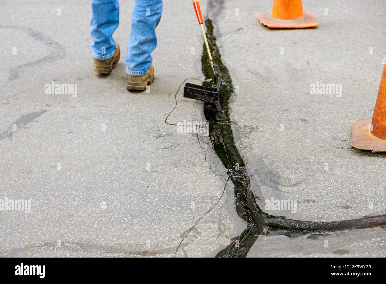 Une fissure de joint asphaltique doit être scellée dans les travaux de ...
