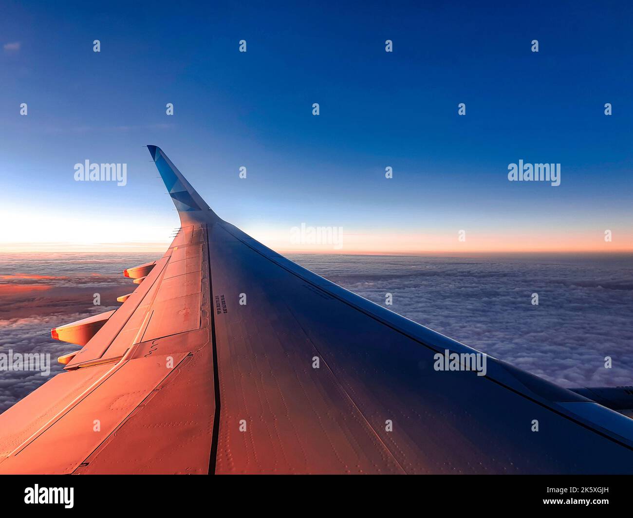 Lever du soleil depuis la fenêtre de l'avion Banque de photographies et ...