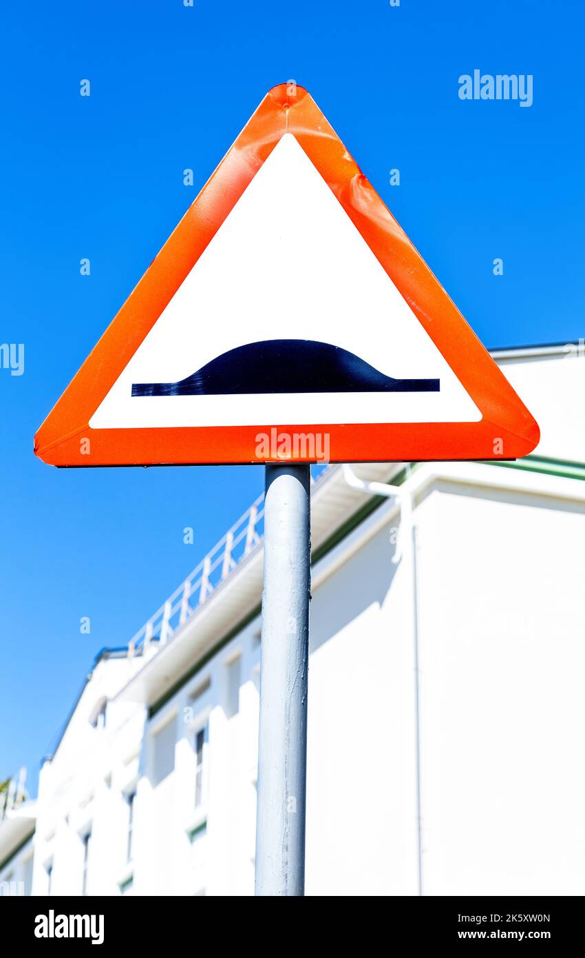 Triangle de signalisation de la vitesse bosse le ciel bleu ...