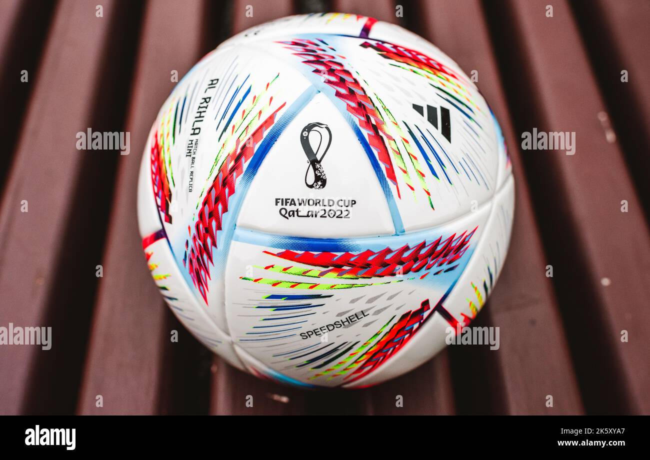 25 septembre 2022, Doha, Qatar, le ballon officiel de la coupe du monde ...