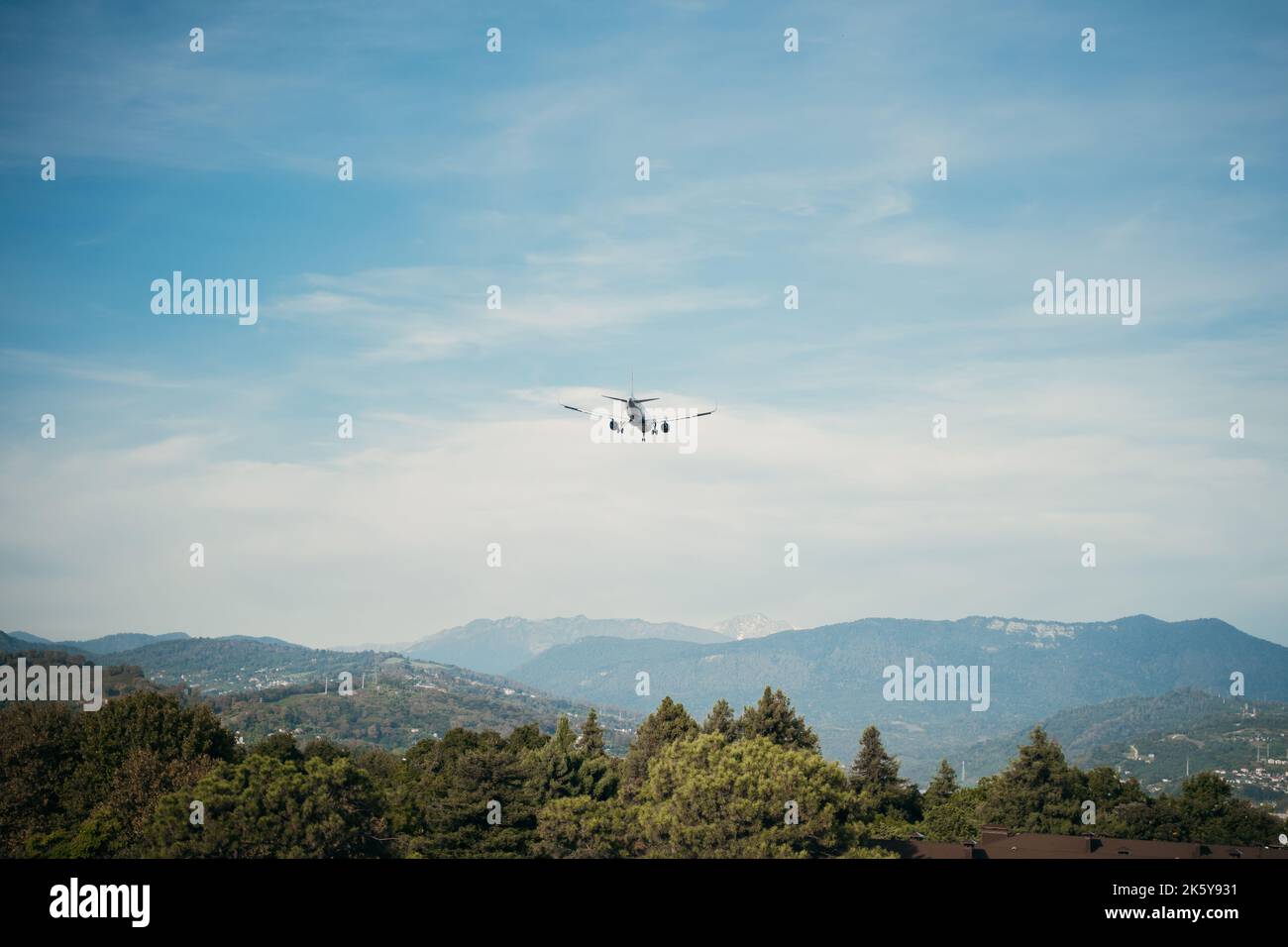 Avion survolant la forêt Banque de photographies et d’images à haute ...