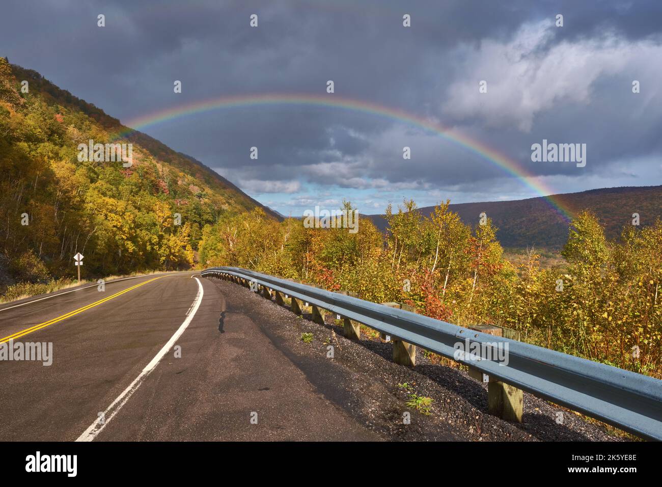 Un arc-en-ciel lumineux apparaît sur Cabot Trail après une brève douche ...
