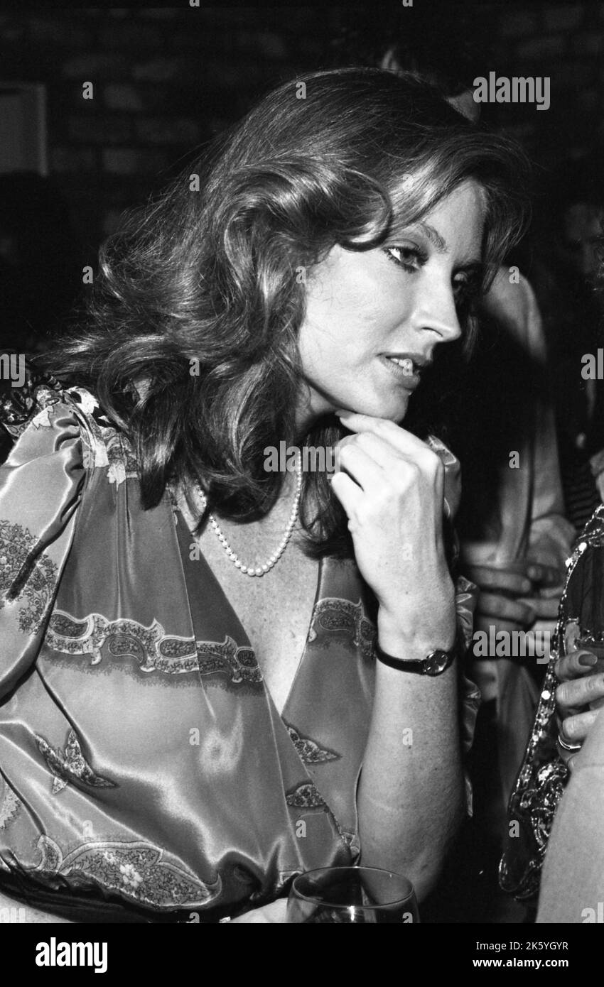 Sharon Wyatt au Family Feud All-Star Premier Time cocktail spécial ...