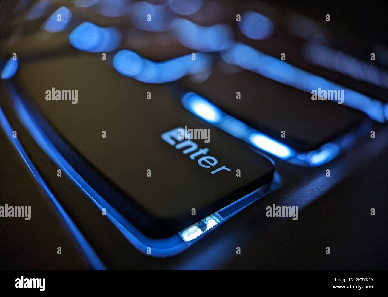 Vue en gros plan d'une touche entrée sur un clavier d'ordinateur ...