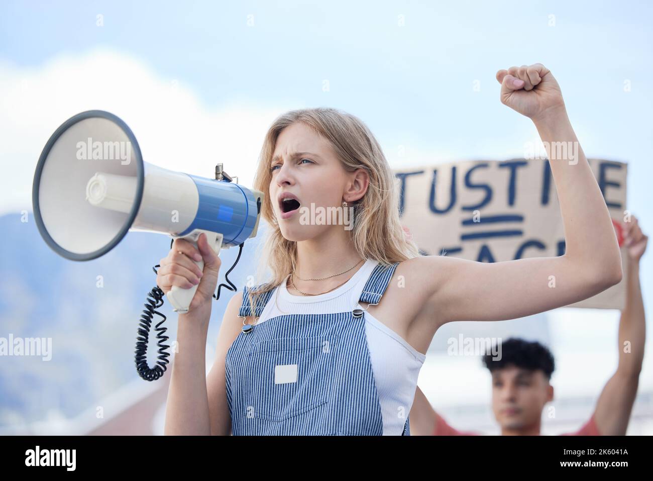 La justice, le mégaphone et la femme protestent pour la justice, la ...