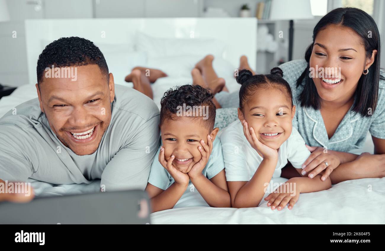 Un père joyeux tenant un téléphone et prenant un selfie ou enregistrant une vidéo amusante avec ...
