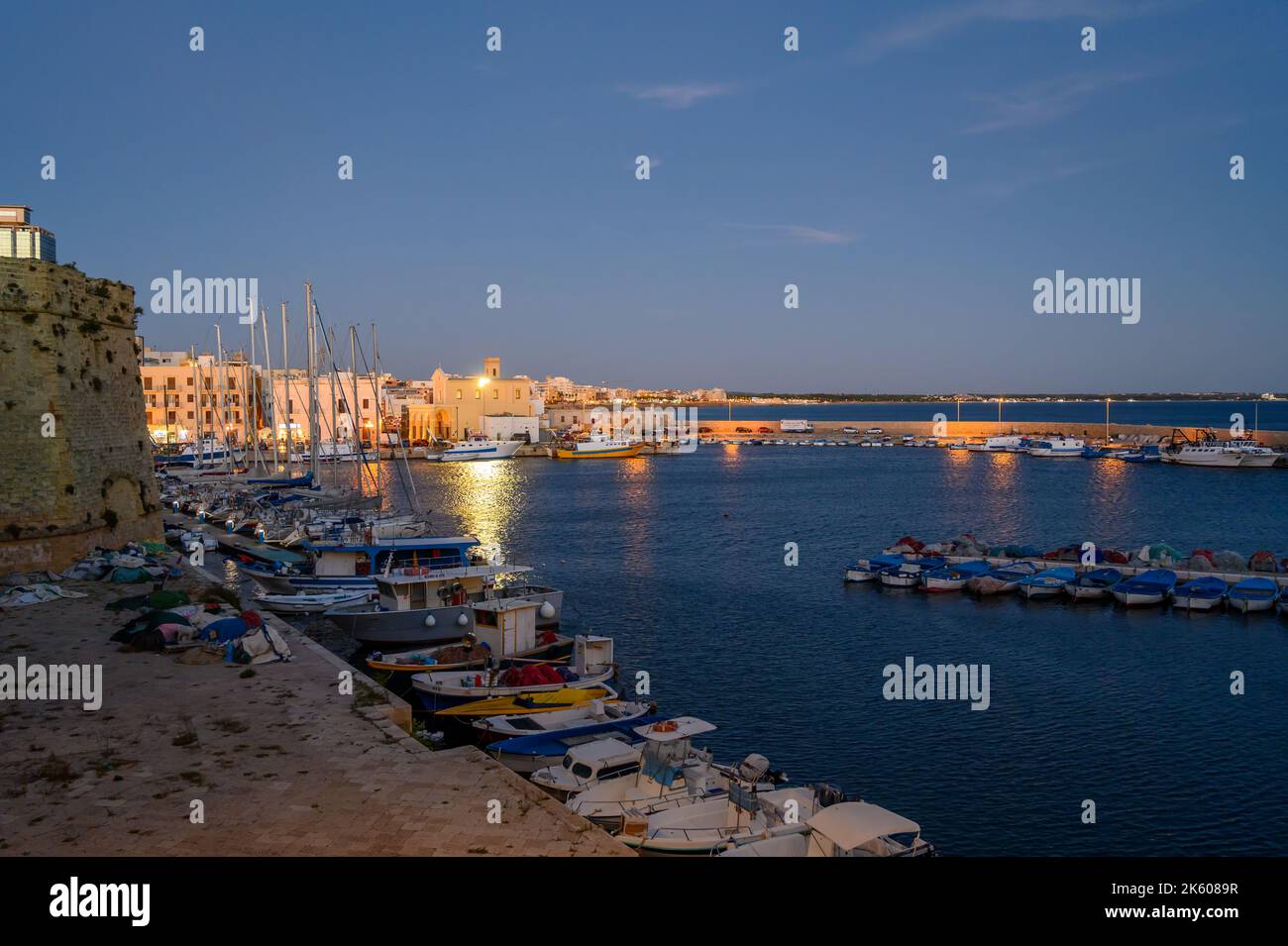 Gallipoli de nuit : vue sur le port des pêcheurs et le port de ...
