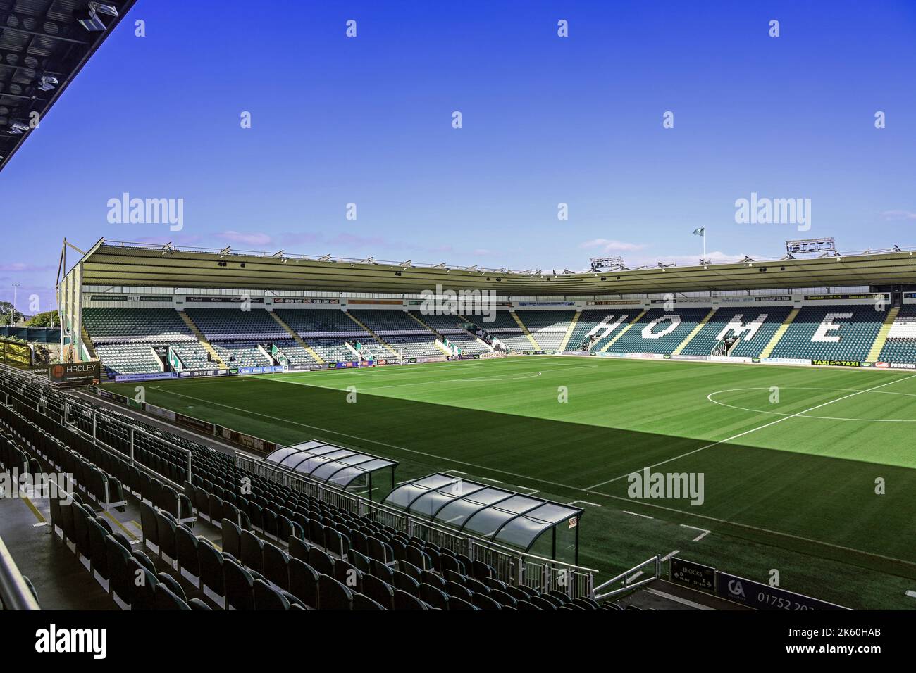 En regardant vers Devonport End au stade de football Home Park de ...