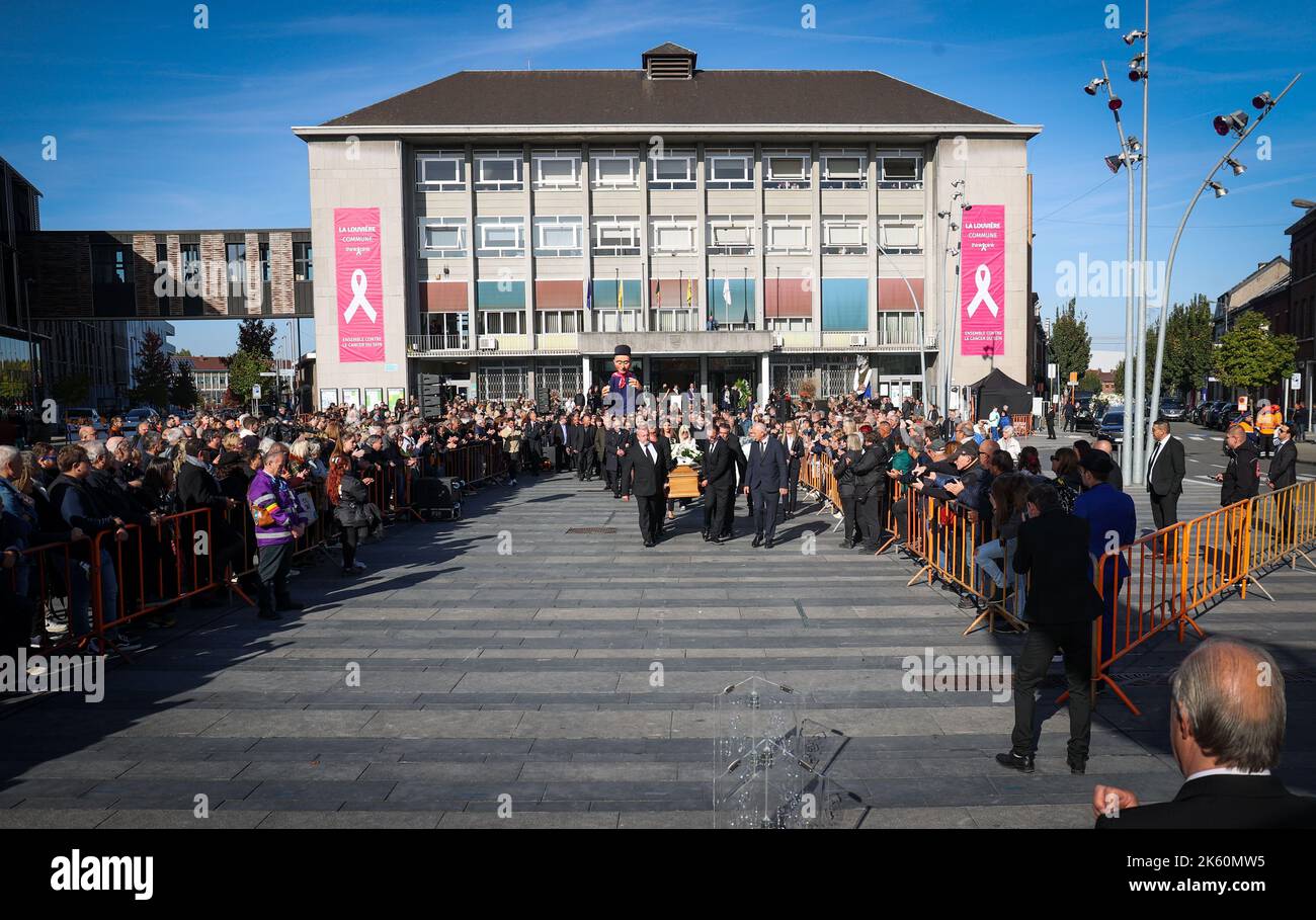 L'illustration montre la cérémonie funéraire de Franco Dragone ...