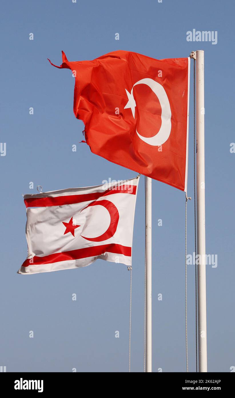 Drapeaux chypriotes turcs et nordiques côte à côte; Famagusta ...