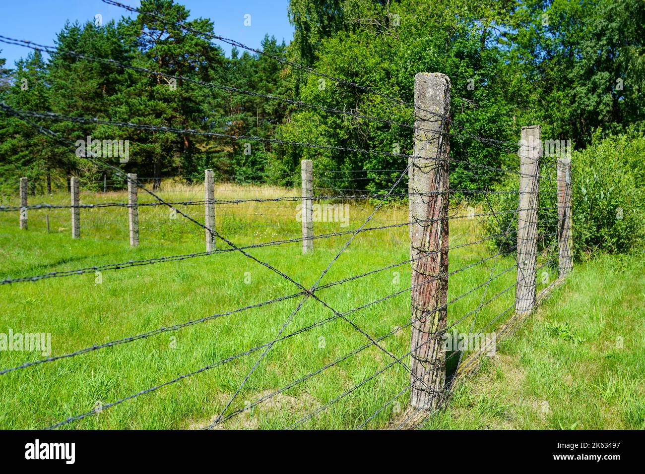 Vieux poteaux de clôture en béton Banque de photographies et d’images à haute résolution - Alamy