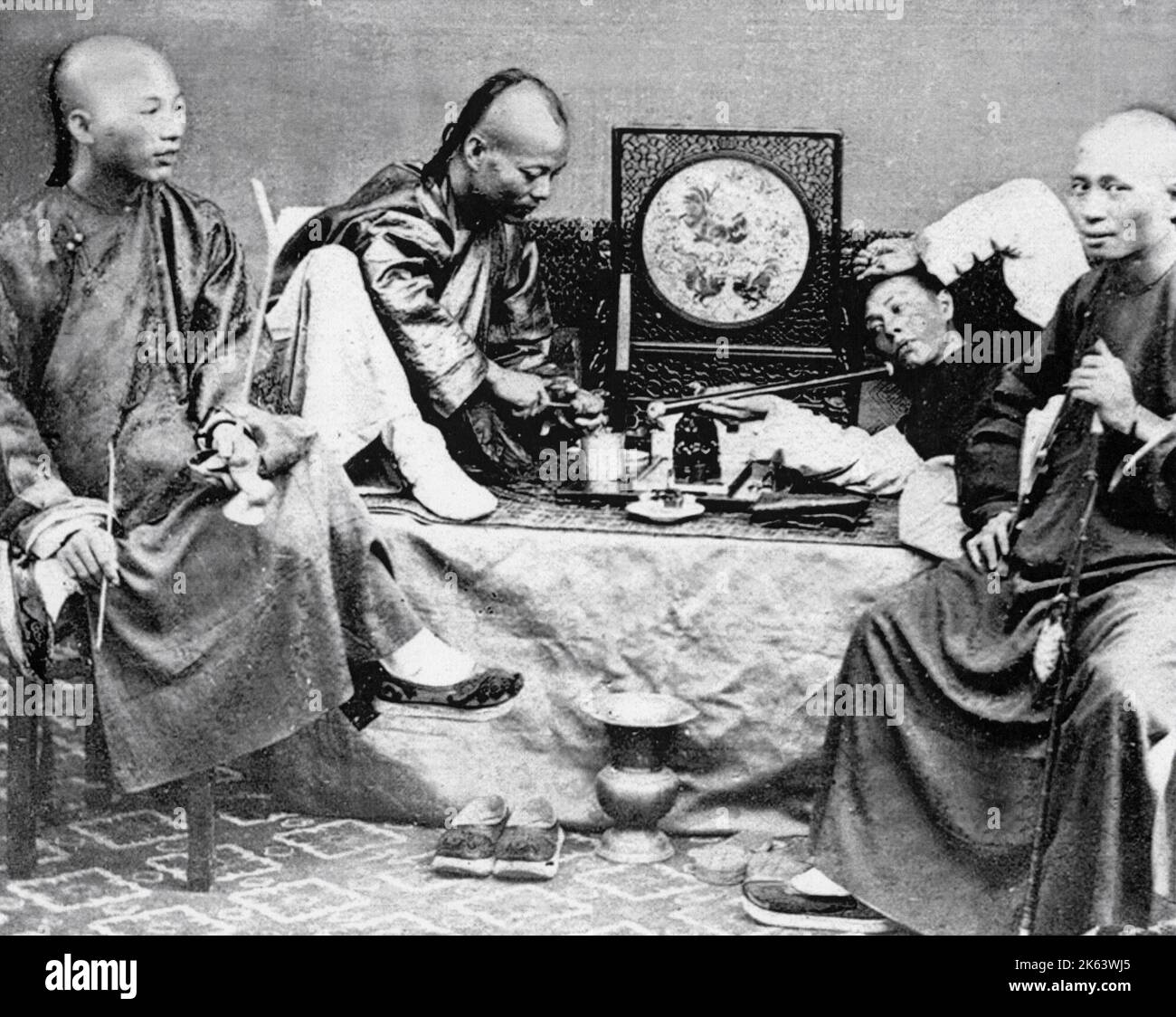 Chinese smoker Banque de photographies et d’images à haute résolution ...