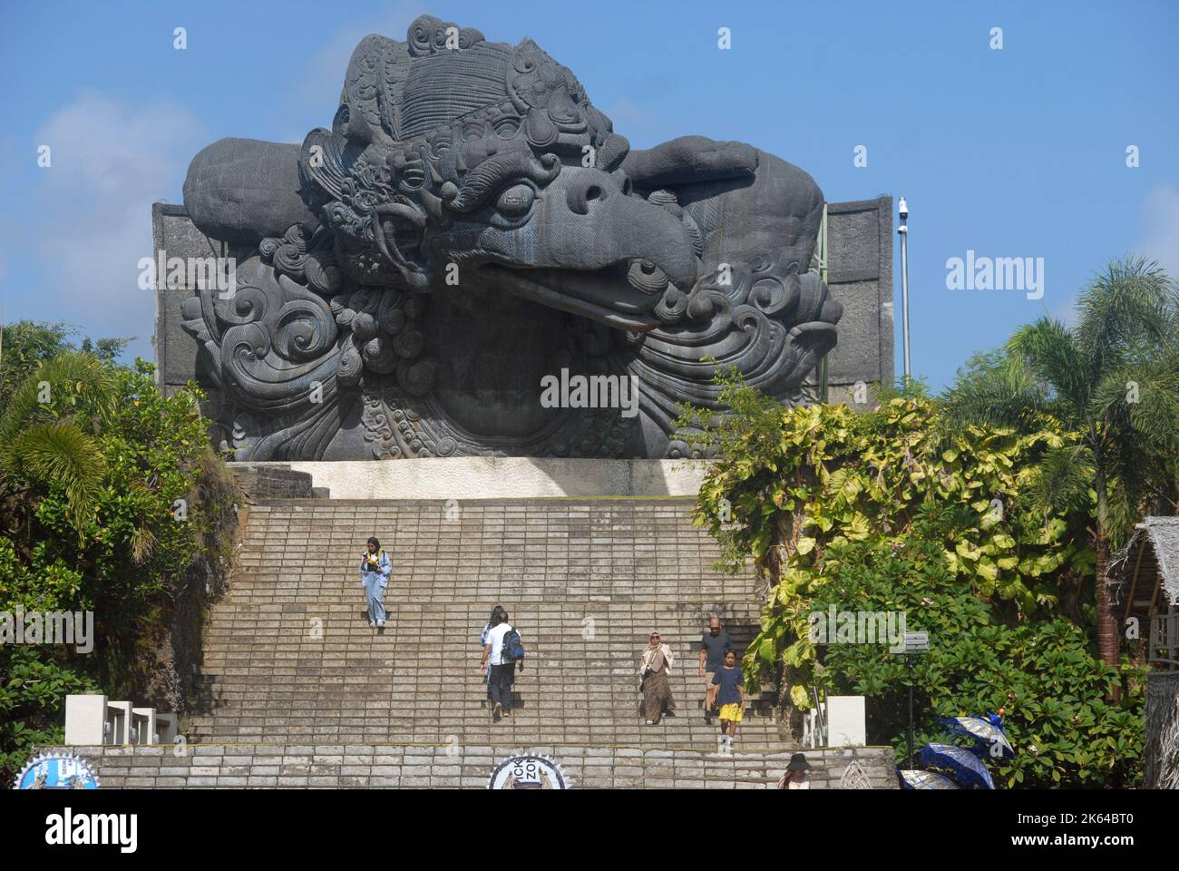 Monument à grande échelle de la statue de Garuda dans le parc culturel GWK. Un oiseau mystique ...