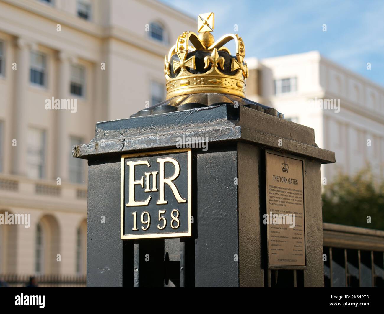 Vue sur le chiffre royal et la couronne de la reine Elizabeth II à la ...