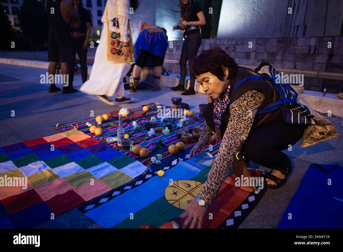 Madrid, Espagne. 11th octobre 2022. Une femme place le drapeau Mapuche ...