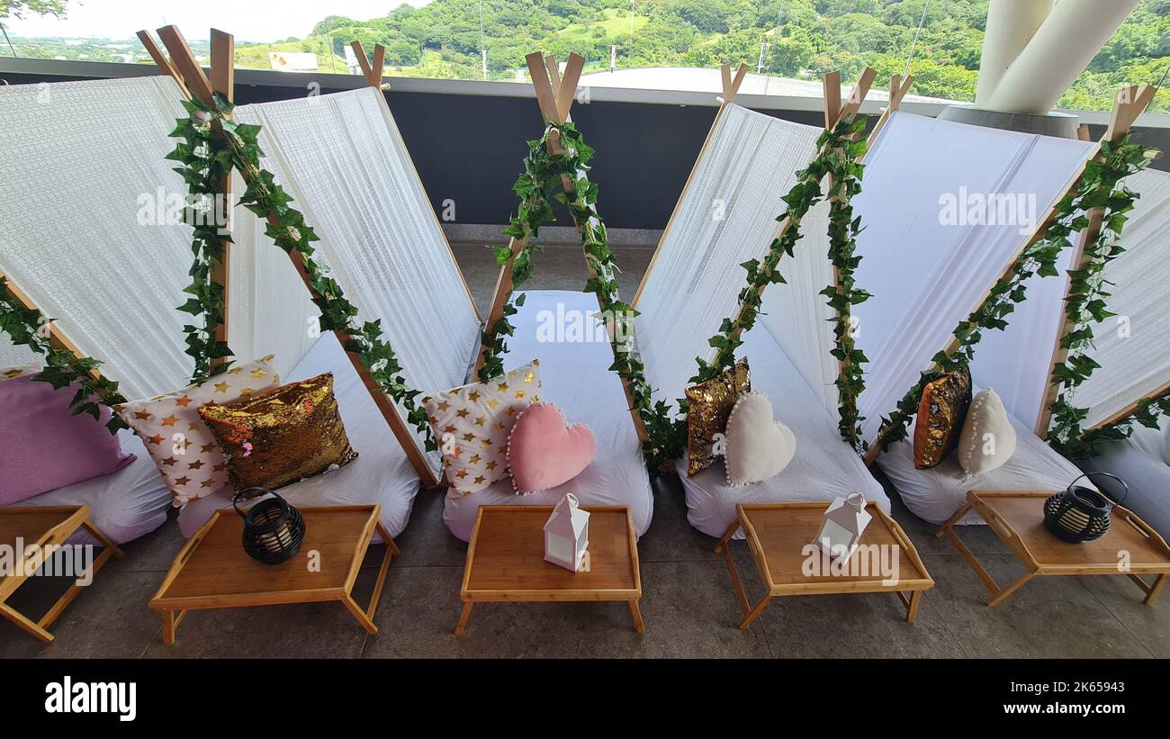 Tipi avec des fleurs Banque de photographies et d’images à haute ...