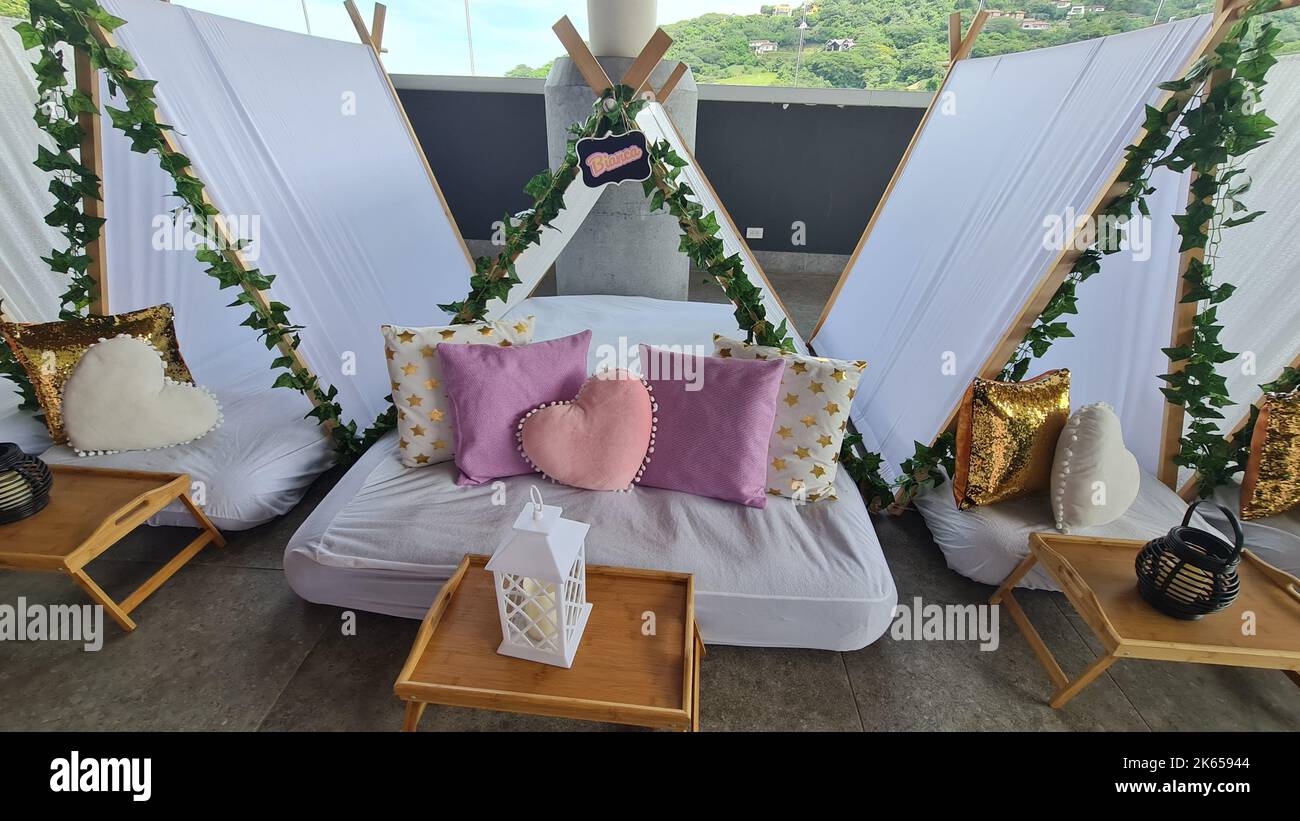 Tipi avec des fleurs Banque de photographies et d’images à haute ...