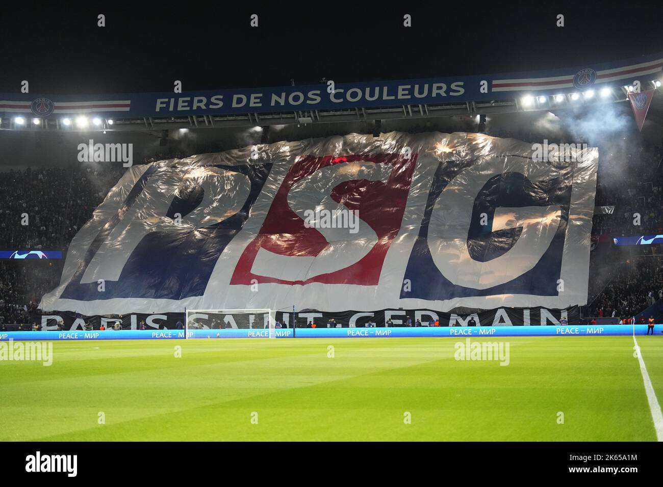 PARIS, FRANCE - OCTOBRE 11 : les fans d'ultras déploient un énorme ...