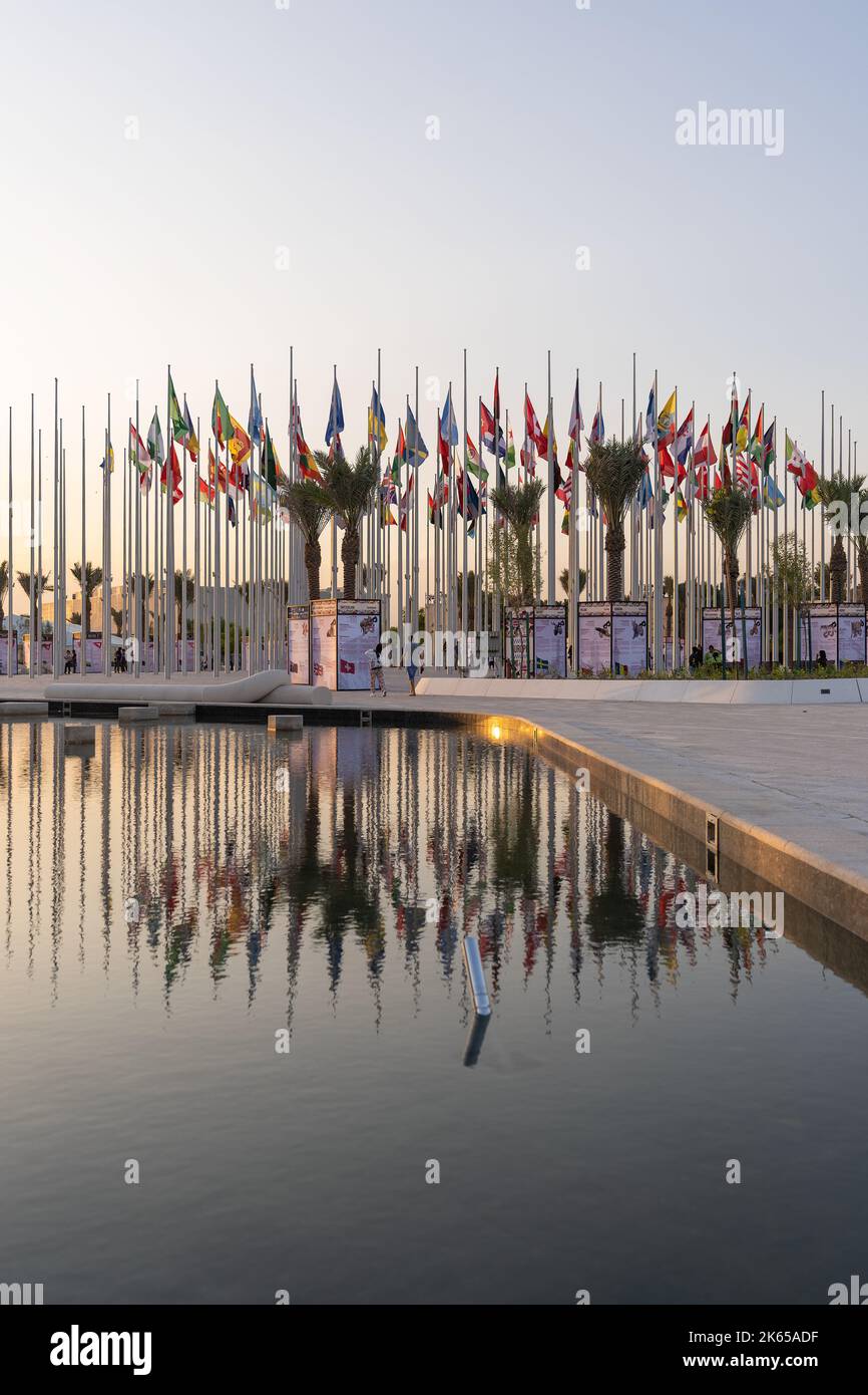 Le Flag Plaza affiche 119 drapeaux de pays ayant des missions ...