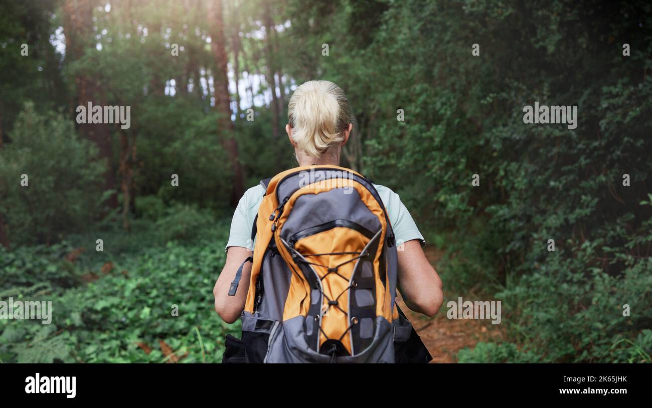 Femme marchant sur un sentier dans la nature Banque de photographies et ...