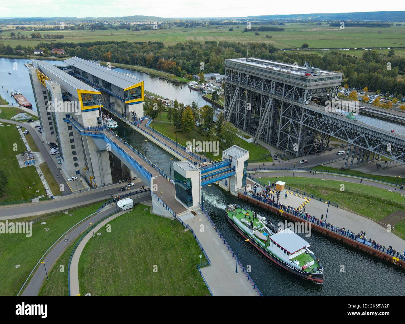 Niederfinow, Allemagne. 04th octobre 2022. Le brise-glace « Francfort ...