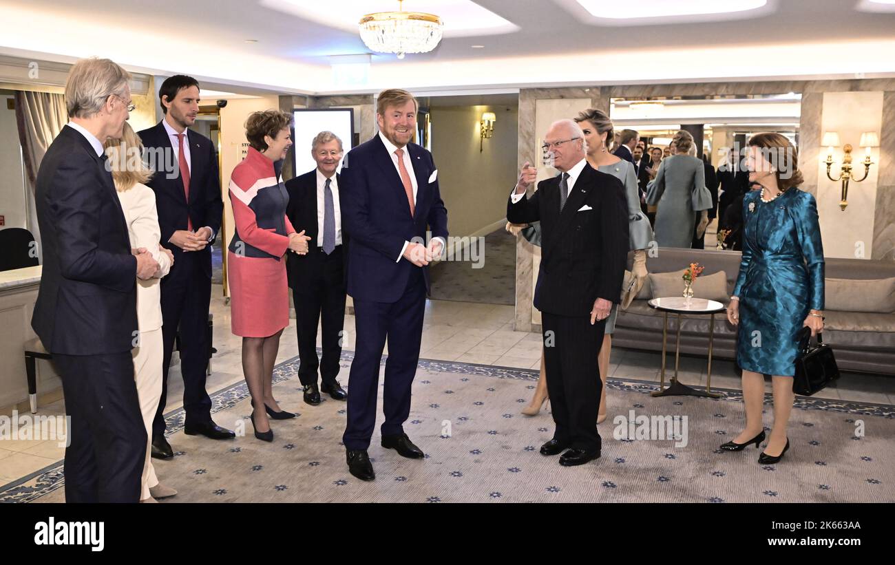 Le roi Willem-Alexander et la reine Máxira (au milieu) arrivent au ...