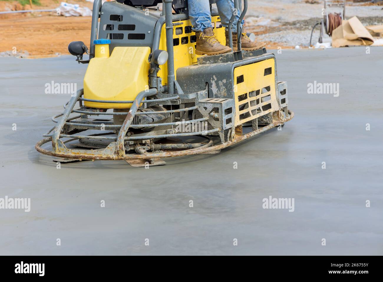 Sur les chantiers de construction, le polissage et le nivellement des ...
