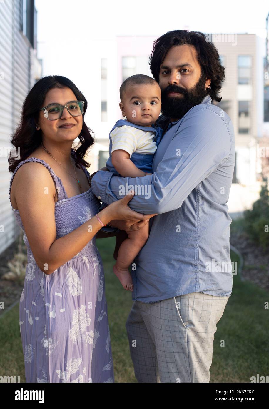Zeel Shah, avec son mari Deep Cheema et leur fils Rehaan Cheema, posent ...
