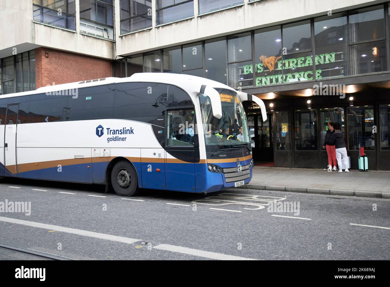 service de bus ulsterbus translink goldliner à derry à l'extérieur de ...