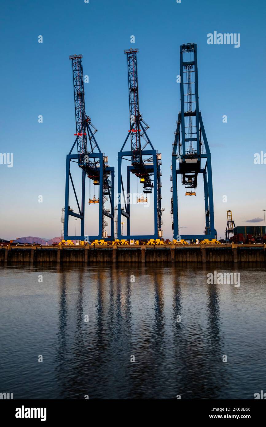 Portique de manutention de conteneurs Banque de photographies et d ...