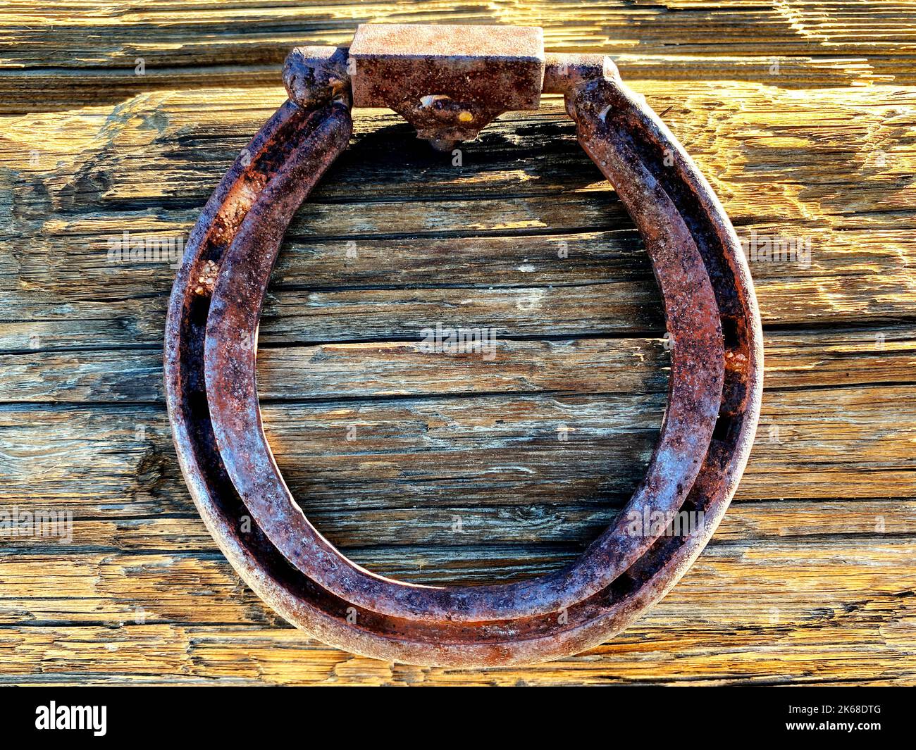 un fer à cheval rouillé rustique vieillit vieux symbole de la chaussure ...