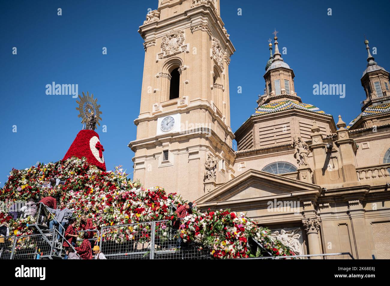 Offrande de fleur de pilier de saragosse Banque de photographies et d’images à haute résolution ...
