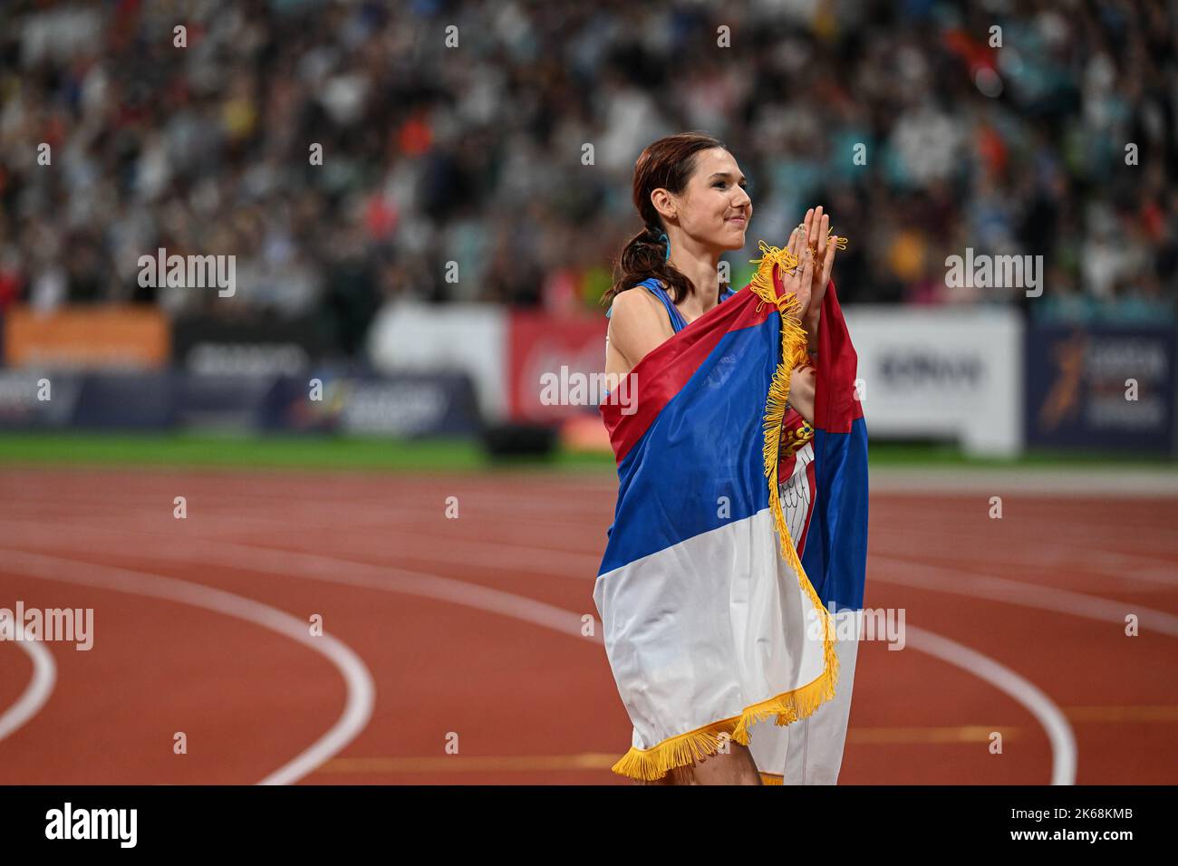 Angelina Topić avec le drapeau du saut en hauteur de son pays aux ...