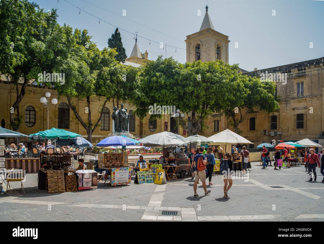 Le marché de la place du Grand Siège, la Valette, Malte. En arrière ...