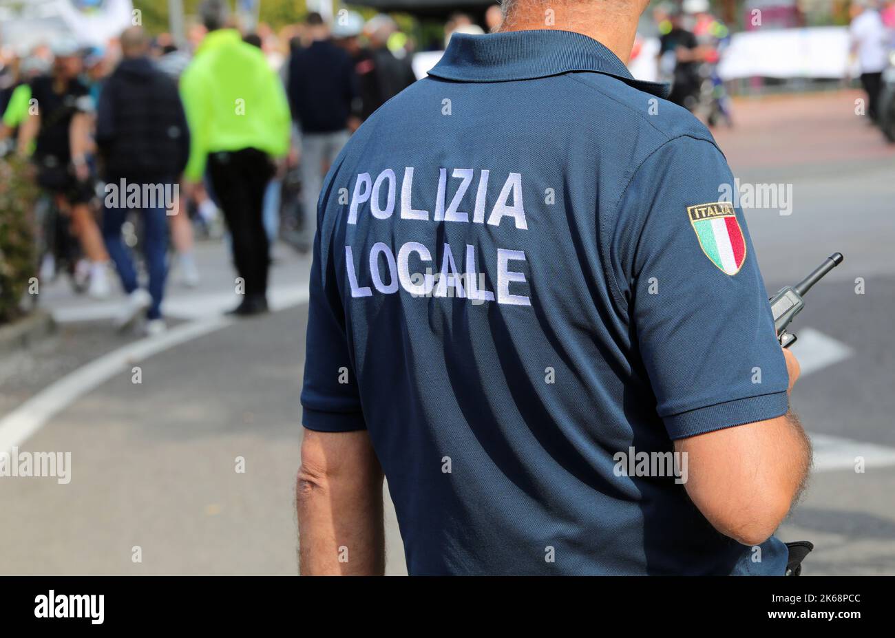 Vicenza, VI, Italie - 9 octobre 2022: Policier avec texte POLIZIA ...