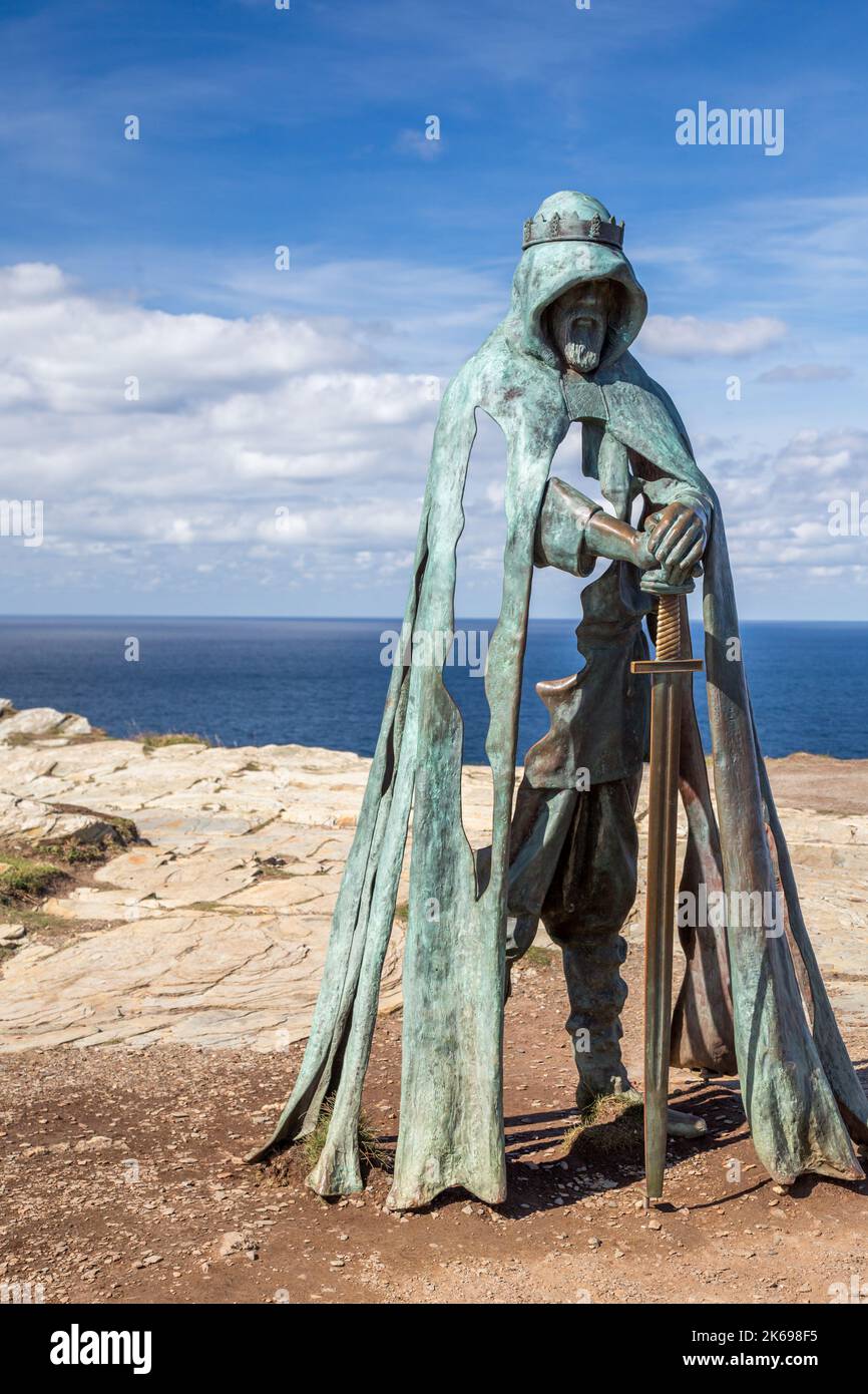 Statue du roi arthur en bronze au château de tintagel Banque de ...
