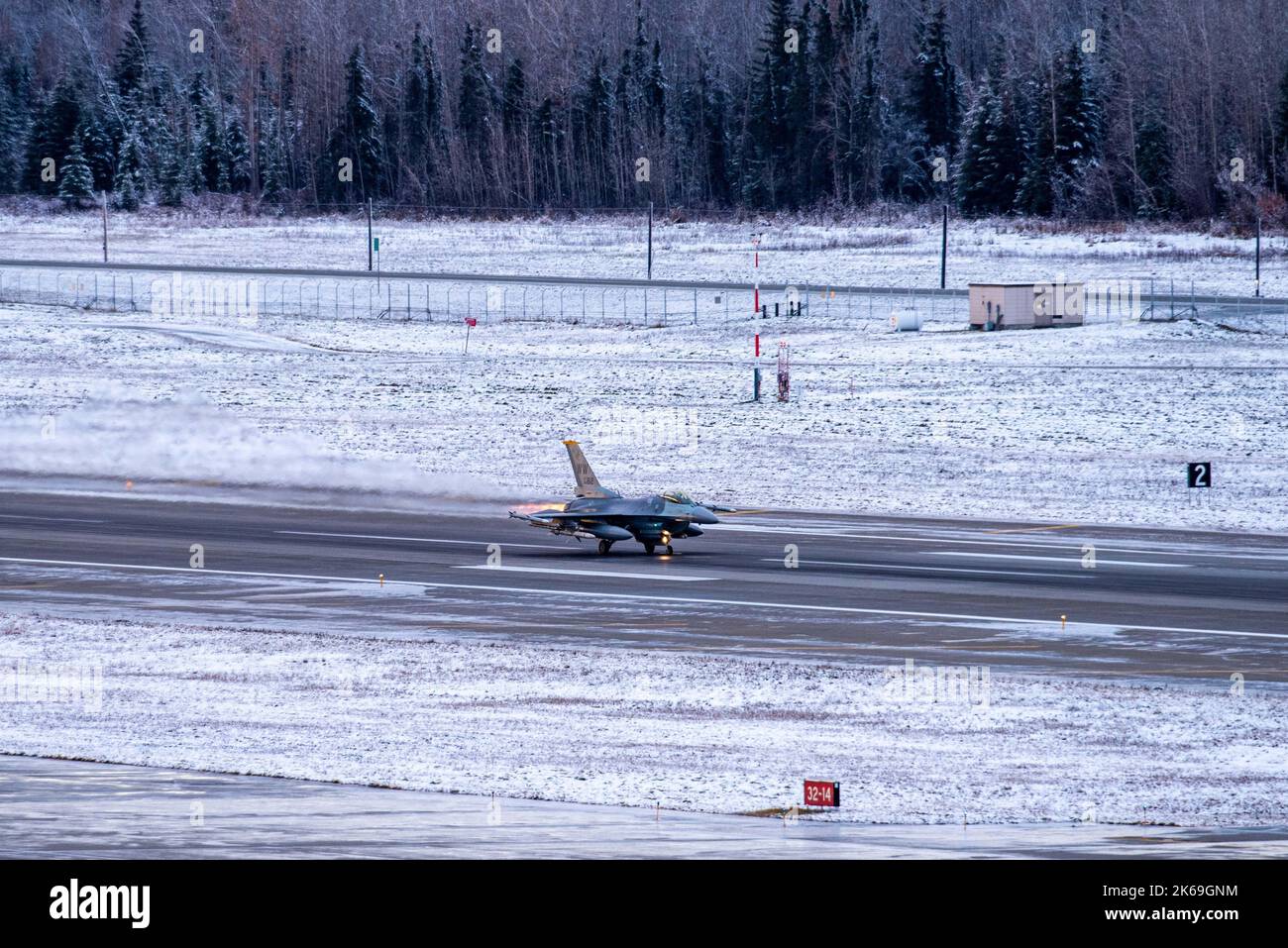 Un faucon Fighting Faucon F-16 de la Force aérienne des États-Unis seul ...