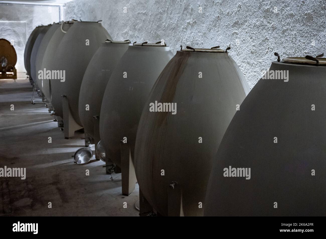 Étapes de production du vin de la fermentation à l'embouteillage ...