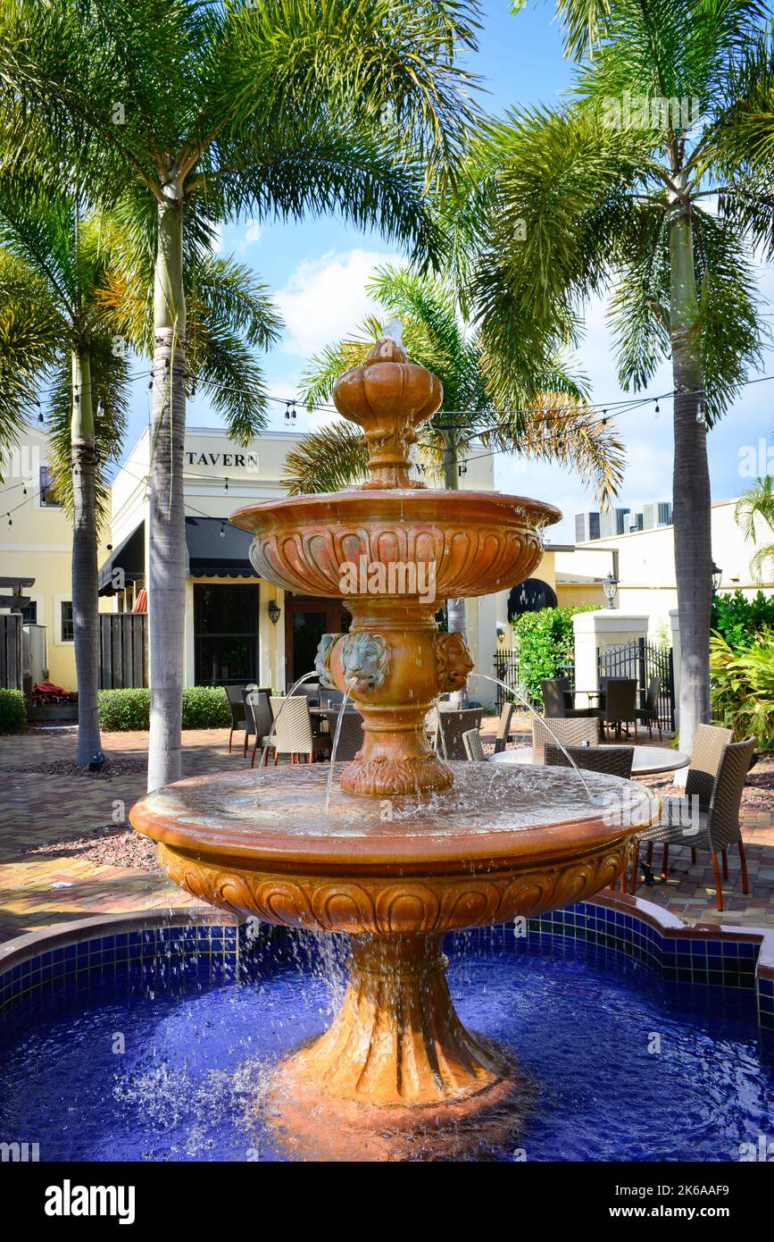 Une belle fontaine d'eau dans la cour du restaurant Turtle Club, avant ...