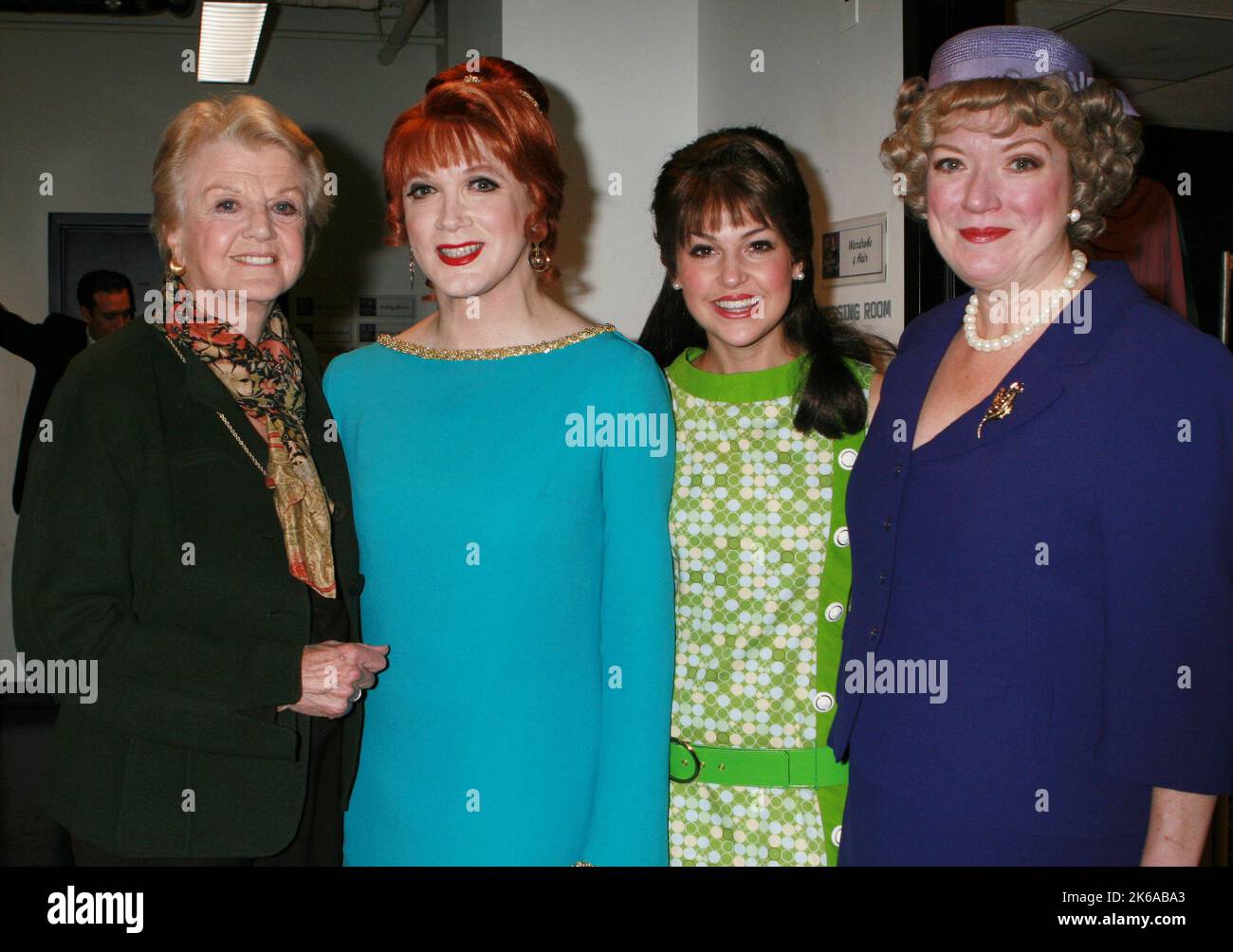 Angela Lansbury visite les coulisses de Charles Bush, Ashley Morris et ...