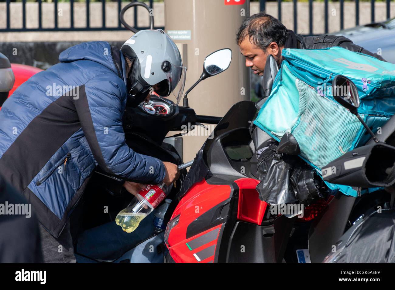 Les clients font la file d'attente pour obtenir du carburant dans une ...