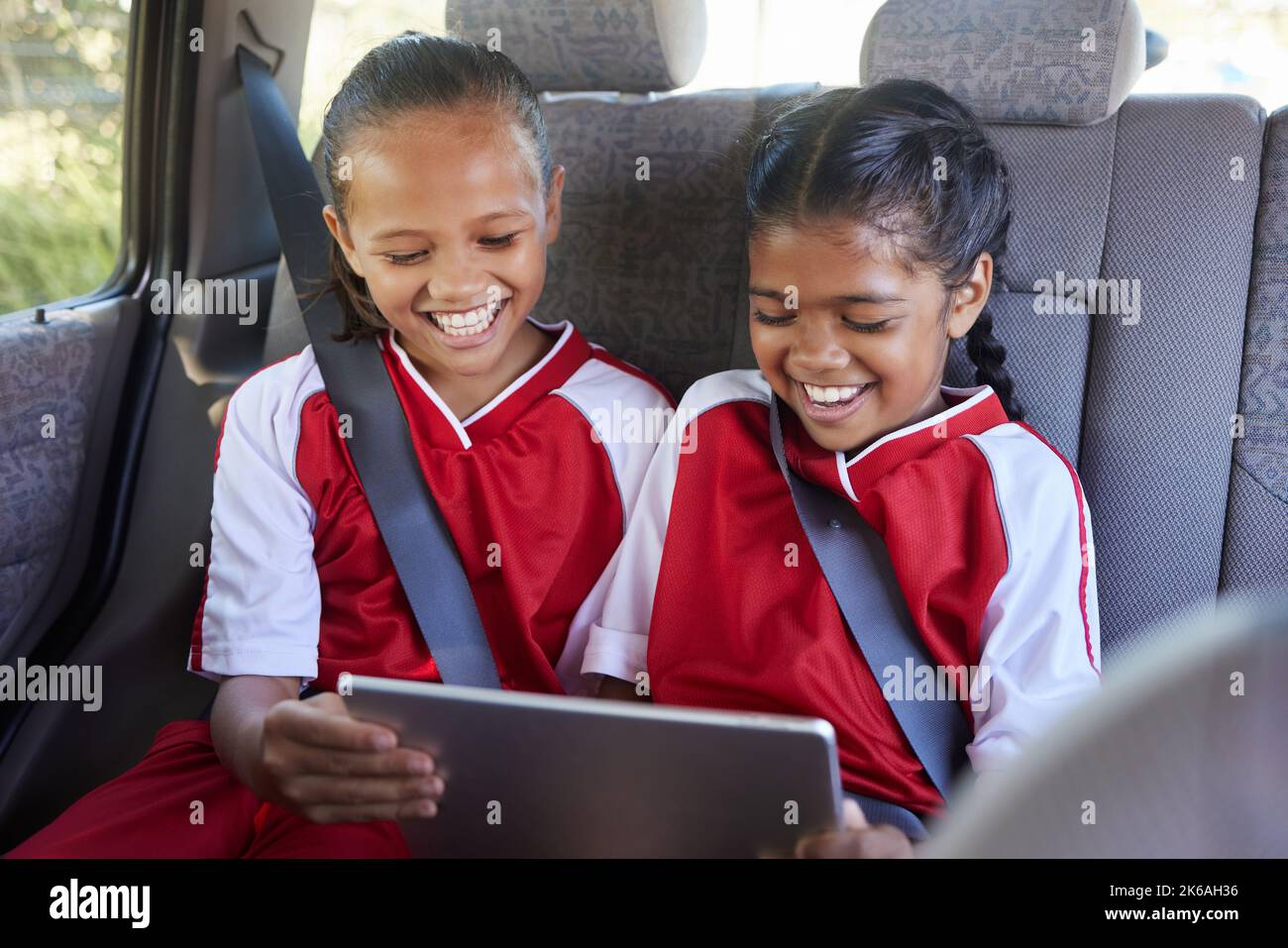 Les enfants, heureux et tablette en voiture sourire, naviguer en ligne ... Les enfants, heureux et tablette en voiture sourire, naviguer en ligne ...